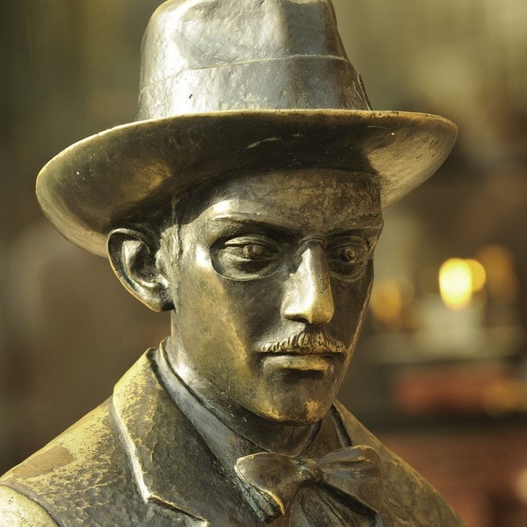 A Vida do Poeta Fernando Pessoa | Practice Portuguese